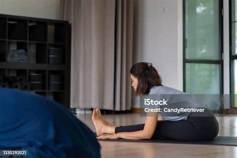 아시아 여자의 그룹 요가 스튜디오에서 남성 강사와 요가 연습 2명에 대한 스톡 사진 및 기타 이미지 2명 가정의 방 강사 Istock