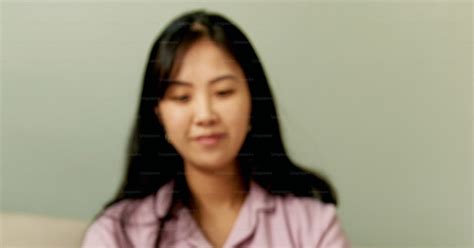 하얀 고양이와 함께 침대에 앉아 있는 여자 사진 Unsplash의 쓰다듬는 고양이 이미지 하얀 고양이와 함께 침대에 앉아 있는 여자 사진 Unsplash의 쓰다듬는 고양이 이미지