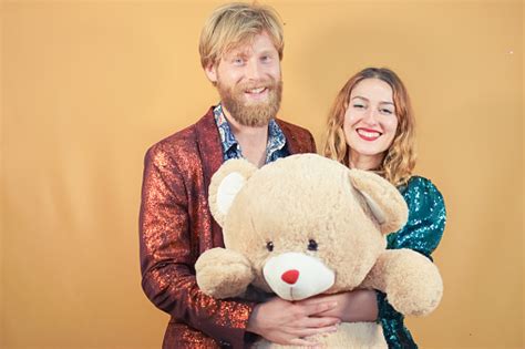 산 발렌틴 의 날에 박제 곰을 들고 커플 남자와 여자는 특별한 날에 매우 행복 사랑 개념 노란색 배경입니다 이미지 2명에 대한 스톡 사진 및 기타 이미지 Istock