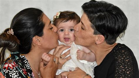 Ya era mamá adoptó a su segunda hija y le prestó el vientre a su mejor