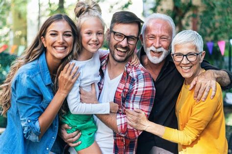 Una familia feliz sonriendo a la cámara Foto Premium