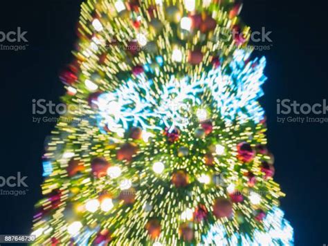 빛 Defocused 인공 소나무 크리스마스 트리 Led 장식의 Bokeh 이미지 배경 흐림 및 질감 크리스마스 이브 새 해 파티 휴일 및 축 하 배경 12월에 대한 스톡