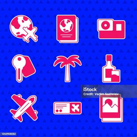 열대 야자수 항공권 사진 위스키 병 및 유리 비행기 호텔 도어 잠금 장치 액션 카메라 및 비행 비행기 아이콘이있는 글로브를 설정합니다 벡터 가정의 방에 대한 스톡 벡터 아트