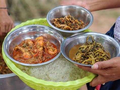 ဆားလင်းကြီးမြို့နယ်ရှိ ရက်ရှည်စစ်ရှောင်စခန်း ၃ နေရာတွင် ထမင်းတနပ် လှူဒ