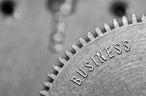 사업 비와 배경입니다 금속 기어 기어 시계와 검은 흰색 배경 매크로입니다 성공적인 비즈니스 디자인에 대 한 개념적 사진입니다 금속 흑인과 백인 편지 기어입니다 개념 팀워크