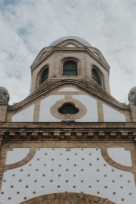 무료 사진 흰 대리석 벽이 있는 현대적인 건물