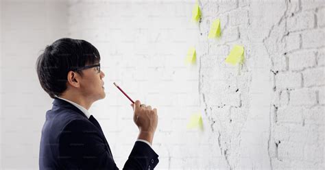 사업가들의 초상화 포스트잇 벽 벽돌 사무실에서 일하는 창의적인 직원 사진 Unsplash의 복사 공간 이미지