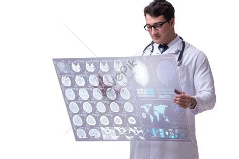 Mri 스캔의 X선 이미지를 검사하는 남성 의사 사진 무료 다운로드 Lovepik