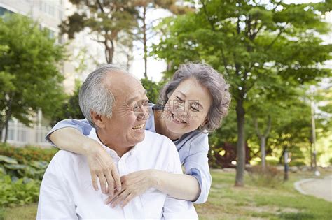 依偎在一起的老年夫妇高清图片下载 正版图片502102214 摄图网