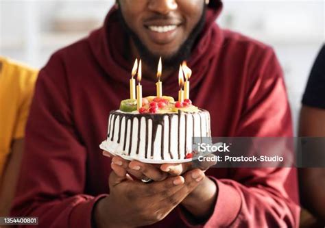 불이 켜진 촛불을 들고 케이크를 들고 있는 검은 생일 남자의 자른 생일에 대한 스톡 사진 및 기타 이미지 생일 거실