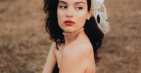 갈색 머리 검정 드레스 경치가 좋은 고요한 구성 드레스 매력 매우 복잡한 모델 숙녀 스타일 스타일리시한 시선을 돌리다 시크한 아름다운 아름다움