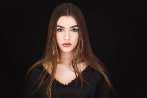 Молодая девушка с карими глазами - обои для рабочего стола, картинки, фото