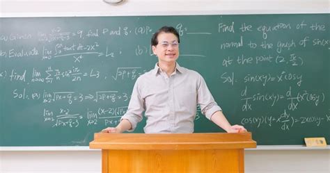Premium Photo Senior Professor Teaching Calculus