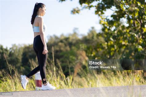 아름 다운 여성 주자 운동 선수는 건강 하 게 도로에 젊은 사람들은 공원에서 거리에서 운동을 실행 합니다 공원에서 조깅하는 운동복을 입은 행복한 날씬한 여자 걷기에 대한
