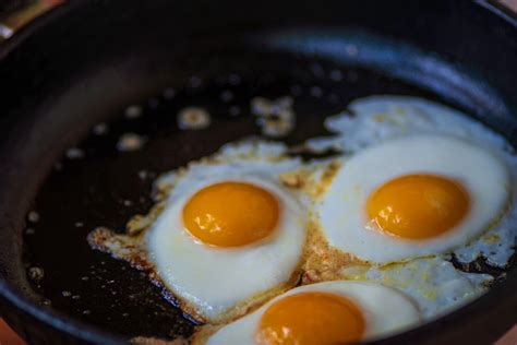 프라이팬에 튀긴 계란 3 개 스크램블 드 에그 건강에 좋은 음식 영양가 있는 맛있는 아침 식사 뜨거운 기름 0명에 대한 스톡