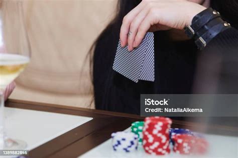 여성의 손 셔플 카드 칩과 카드와 테이블에 포커를 재생의 개념 샴페인 한 잔 도박 개념 순간을 즐기는 친구들과 디지털 해독 선택적 초점 가능성에 대한 스톡 사진 및 기타