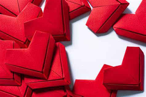 텍스트를 말하는 빨간 종이 하트와 공간 흰색 배경에 종이 하트 복사 공간이있는 흰색 배경에 고립 된 빨간 종이 하트 0명에 대한 스톡 사진 및 기타 이미지 Istock