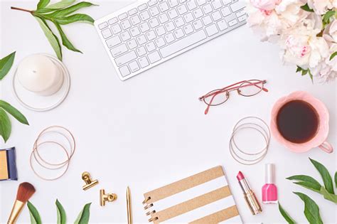 밝은 배경에 메모장 안경 커피 한 잔 키보드 및 흰색 모란이있는 패션 블로거 작업 공간 플랫 레이 배너 또는 상점 헤더 블로그 템플릿 소매 소비자주의에 대한 스톡 사진 및