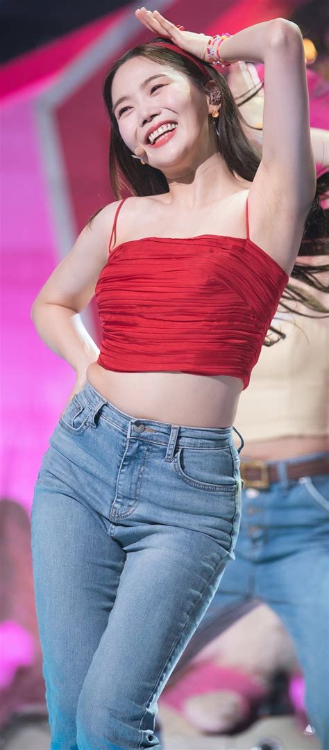 오마이걸 리더 효정 끈 민소매 겨드랑이