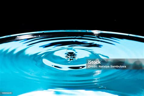 원형 파도가 있는 맑은 워터드롭 클로즈업을 스플래시합니다 물 튀김 과 떨어지는 드롭 떨어지는 물 방울의 물 방울 파란색 배경에 물 방울 물표면과 물보라 0명에 대한 스톡