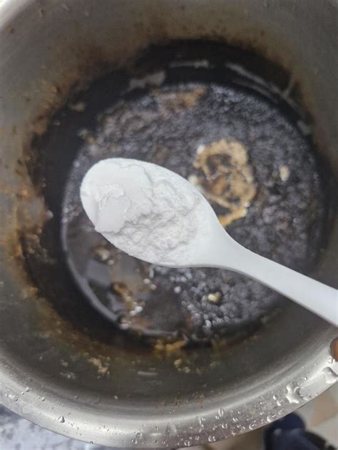 싸까맣게 태운 냄비베이킹소다 넣고 끓이면 된다는데 깨끗히 닦기 힘드네 ㅠㅠ