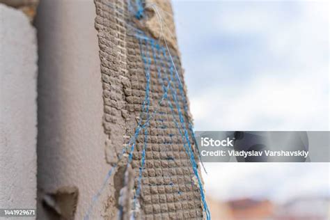 폼 플라스틱의 접착제 용액에 외관 석고를위한 해체 된 강화 메쉬의 흔적 클로즈업 건물 정면에 대한 스톡 사진 및 기타 이미지 건물 정면 단열재 두꺼운 Istock