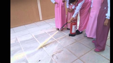 ورشة تدريب الطالبات لاستخدام طفايات الحريق الابتدائية العاشرة بنجران