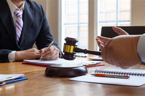 판사와 함께 법적 사건 사법 시스템과 시민권 및 사회 정의 개념에 사용하기 위한 정의의 상징으로 테이블에 있는 나무 판사 망치