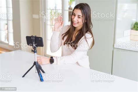 아름 다운 젊은 여자는 행복 한 얼굴을 가진 스마트 폰 웹캠과 함께 Selfie 비디오를 기록 하 고 치아를 보여주는 자신감 미소와 미소 미소에 대한 스톡 사진 및 기타