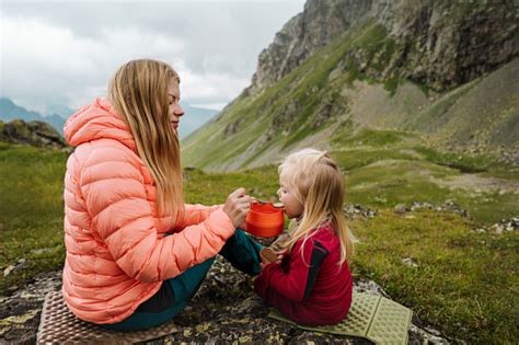 엄마 먹이 아이 캠핑 식사 야외 가족 피크닉 산에서 점심 식사 함께 여행 부모와 아이 함께 하이킹 생태 관광 활동적인 모험 여름 휴가 2명에 대한 스톡 사진 및 기타 이미지
