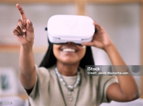 흑인 여성 메타버스를 위한 포인팅과 가상 현실 안경 거실에서 미소 게임 Vr 라운지에 있는 나이지리아 여성과 소녀 재미있고 장난기 넘치는 기술로 미래와 시뮬레이션 20 24