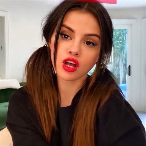 Selena Gomez Scrolller