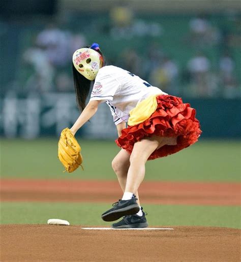 「仮面女子」猪狩ともかが始球式 サブマリン披露 読んで見フォト 産経フォト
