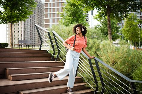 아프리카 계 미국인 젊은 여성이 춤을 추고 이동 중에 노래를 즐기는 20 24세에 대한 스톡 사진 및 기타 이미지 20 24세 공원 관광객 Istock