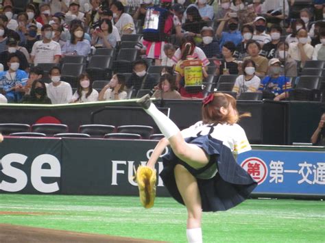 ラブライブ！ニジガク声優・前田佳織里が始球式で見せパン隙間から白パンチラ みんくちゃんねる