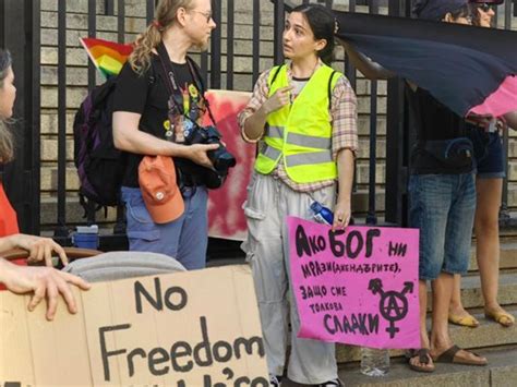 Протестиращи се събраха пред Съдебната палата в София за да кажат не на насилието Снимки