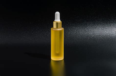 검은 색 배경에 노란색 혈청 또는 에센셜 오일의 드롭퍼 병 비타민 C 웰니스 스파 뷰티 트리트먼트 컨셉의 유기농 스킨 케어 화장품 제품 모형 0명에 대한 스톡 사진 및 기타
