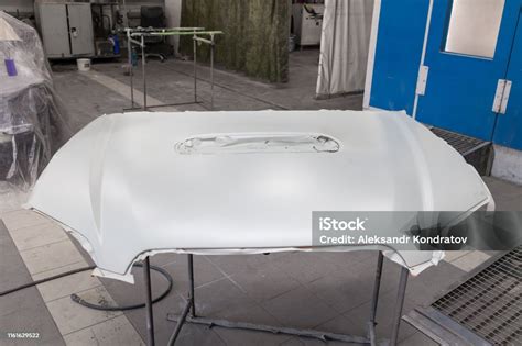 작업 환경에서 흰색 랜턴으로 차체 수리점에 퍼티와 페인트 후드를 적용 한 후 자동차 본체 부품의 전문 상자에 페인팅 및 건조 0