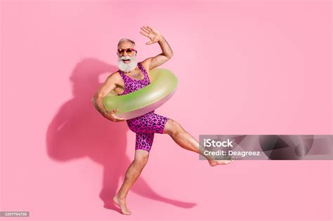 쾌활한 멋진 미친 연금 수령자 착용 수영복 홀드 구명 부표 여름 휴가 리조트의 사진 핑크 컬러 배경에 고립 55 59세에 대한 스톡 사진 및 기타 이미지 Istock