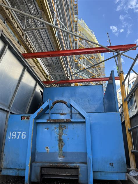 Garbage Compactor With Scissor Lift Table Ps Auction We Value The Future Largest In Net