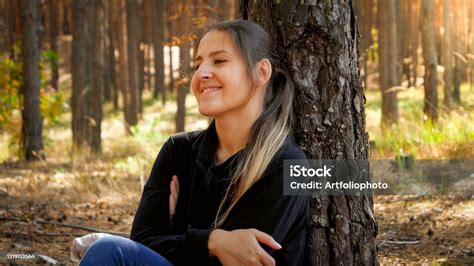 숲에 앉아 소나무에 기대어 행복한 미소 소녀의 클로즈업 초상화 자유와 자연과의 조화의 개념 25 29세에 대한 스톡 사진 및 기타 이미지 Istock