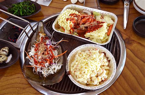 유토이미지 석쇠 불판 테이블에 차려진 조개구이 횟집의 애피타이저 음식 요리 라면과 샐러드