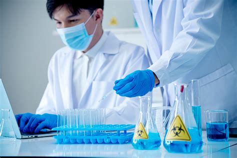 화학 테스트 과학 실험실에서 노트북 타이핑 컴퓨터 키보드를 사용하는 과학자 남자 의사 클리닉 생화학 실험실 기술자 진단 기술