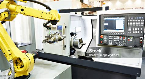 로봇 팔과 Cnc 선반 로봇에 대한 스톡 사진 및 기타 이미지 로봇 Cnc 장치 자동화 Istock