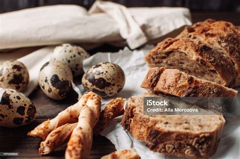 메추라기 알과 이탈리아 의 Grissini 옆에 양피지에 놓여 컷에 어두운 효모 무료 메밀 빵을 설정합니다 아침 식사를 준비하는 개념 깨에 대한 스톡 사진 및 기타 이미지