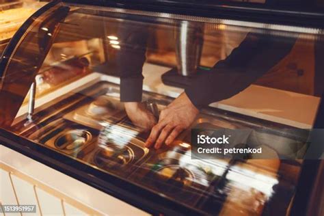 냉장고에서 꺼낸 아이스크림 한 스쿱과 와플 콘에 담긴 승무원을 들고 있는 엄마의 손 고객에 대한 스톡 사진 및 기타 이미지 고객 구매 냉동된 Istock