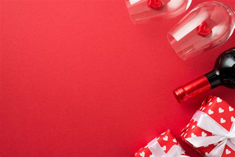 발렌타인 데이 장식 선물 상자의 최고 보기 사진은 마음의 패턴과 카피 스페이스와 고립 된 빨간 배경에 두 개의 와인 잔과 와인 병에 작은 마음을 활 0명에 대한 스톡 사진