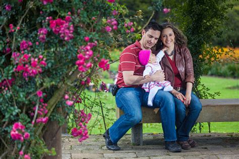 6개월 된 딸과 함께 야외에서 즐거운 시간을 보내는 젊은 부모들 행복 개념입니다 가족 개념 30 34세에 대한 스톡 사진 및 기타 이미지 Istock