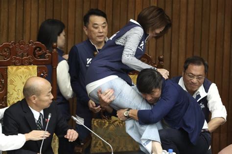 立院上演全武行 鍾佳濱抱摔陳菁徽 國會五法闖三讀 要聞 聯合新聞網