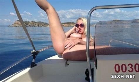 Пышногрудая блондиночка развлекается на катере Pic